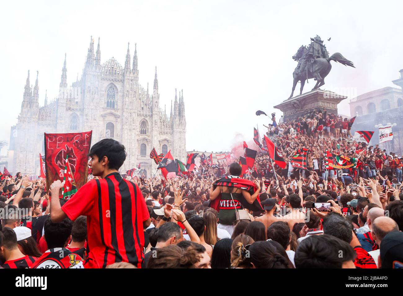 Milan fans celebrate in Piazza Duomo after winning Serie A and the ...