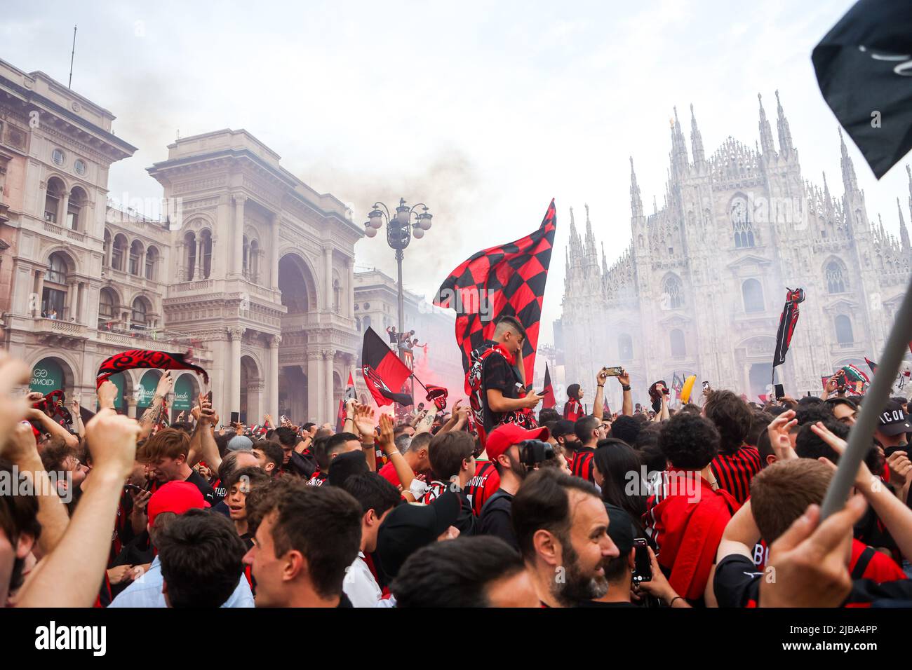 Milan fans celebrate in Piazza Duomo after winning Serie A and the ...