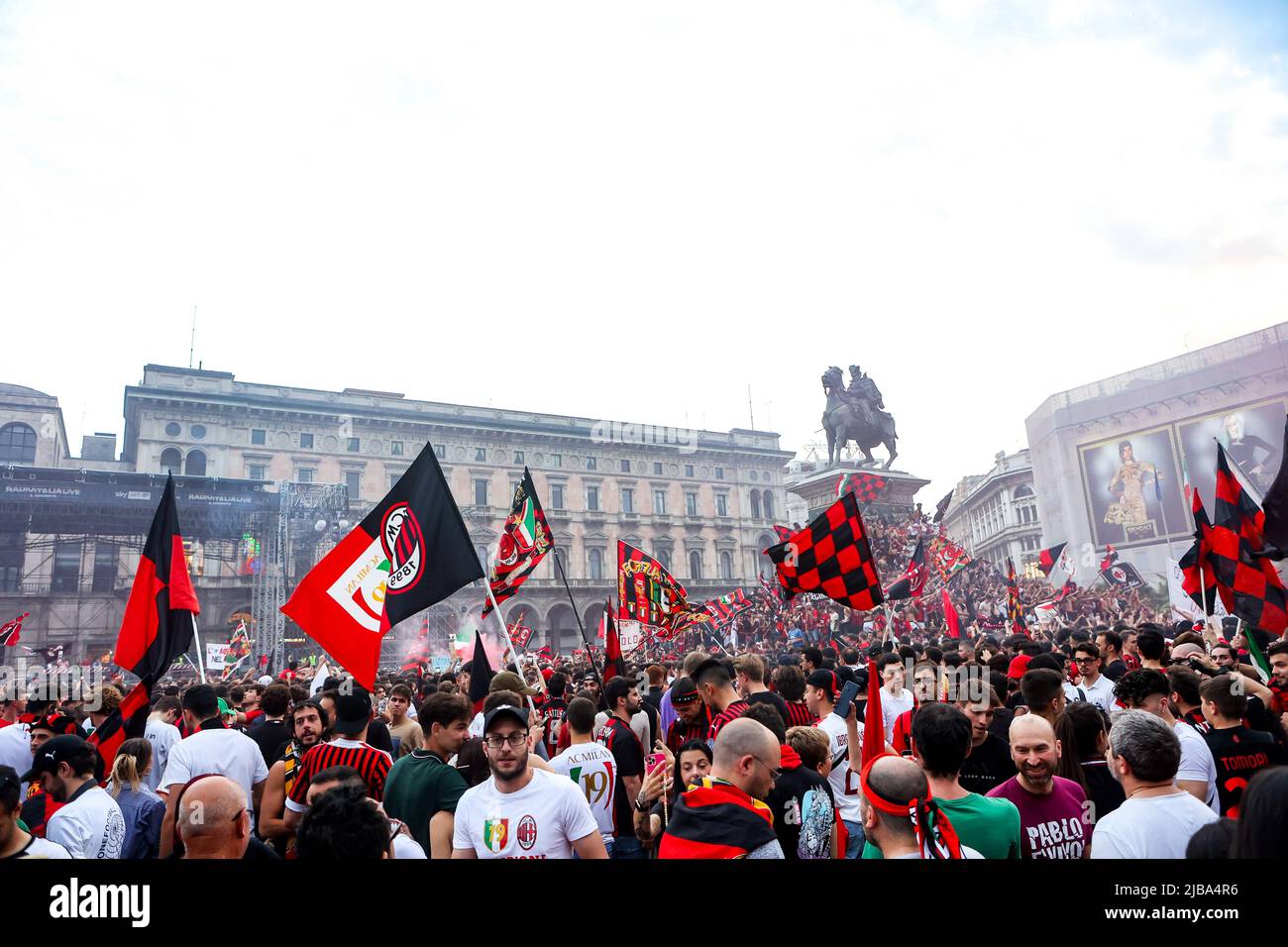 Milan fans celebrate in Piazza Duomo after winning Serie A and the ...