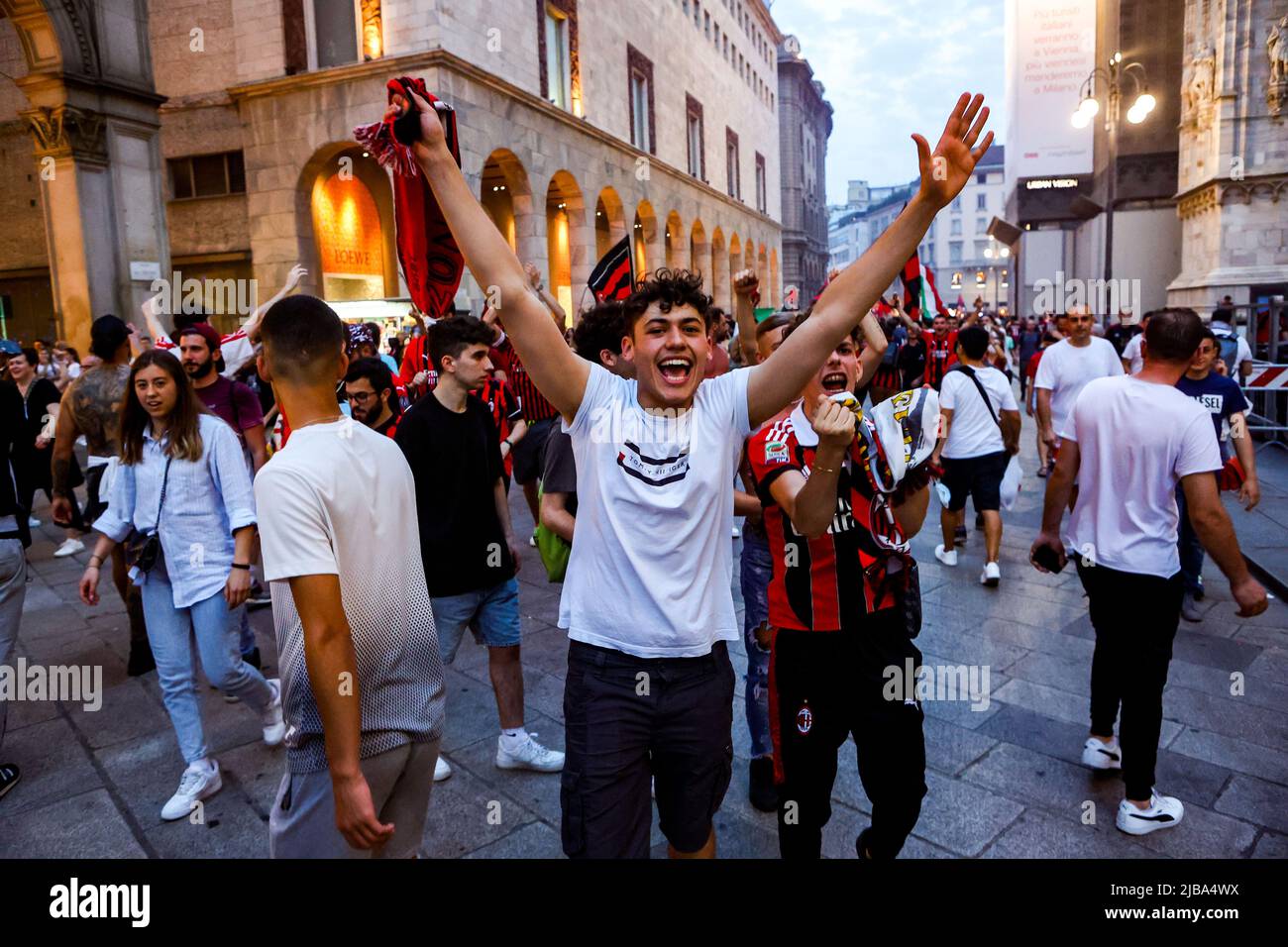 Milan fans celebrate in Piazza Duomo after winning Serie A and the ...