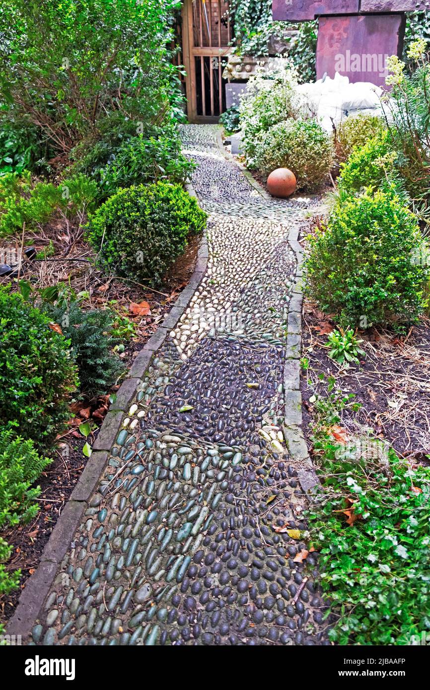 Cobblestone Garden Path Mint Natural Sandstone Cobble 100x100x50 25mm