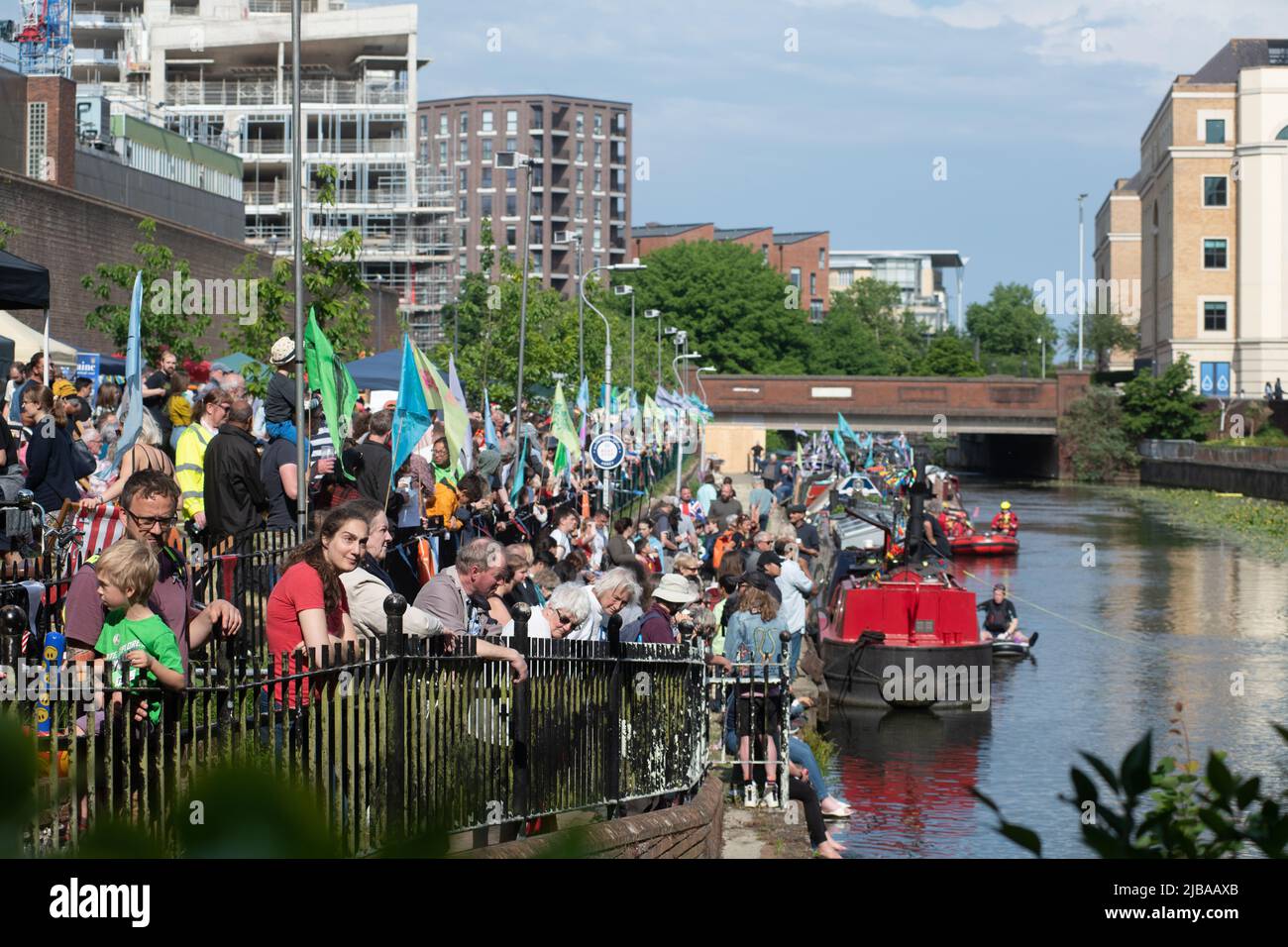 Reading, UK. 4th June 2022, Spectators line Chestnut Walk to watch the ...