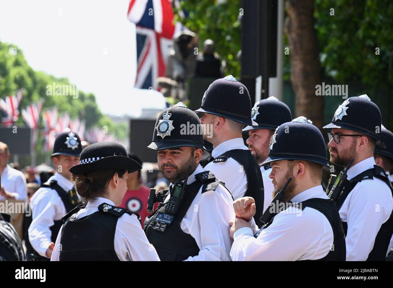 Police officers outside buckingham palace hi-res stock photography and ...