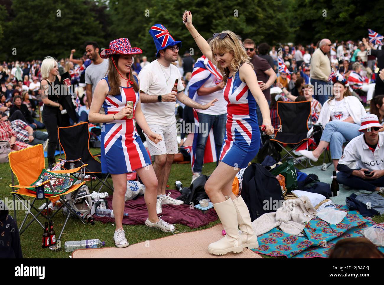 Union jack costumes hi-res stock photography and images - Alamy