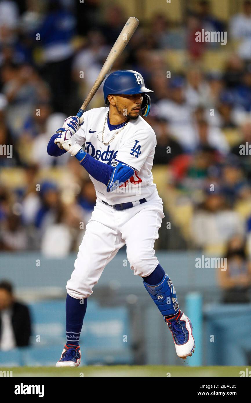Los Angeles Dodgers right fielder Mookie Betts (50) waits for the pitch ...