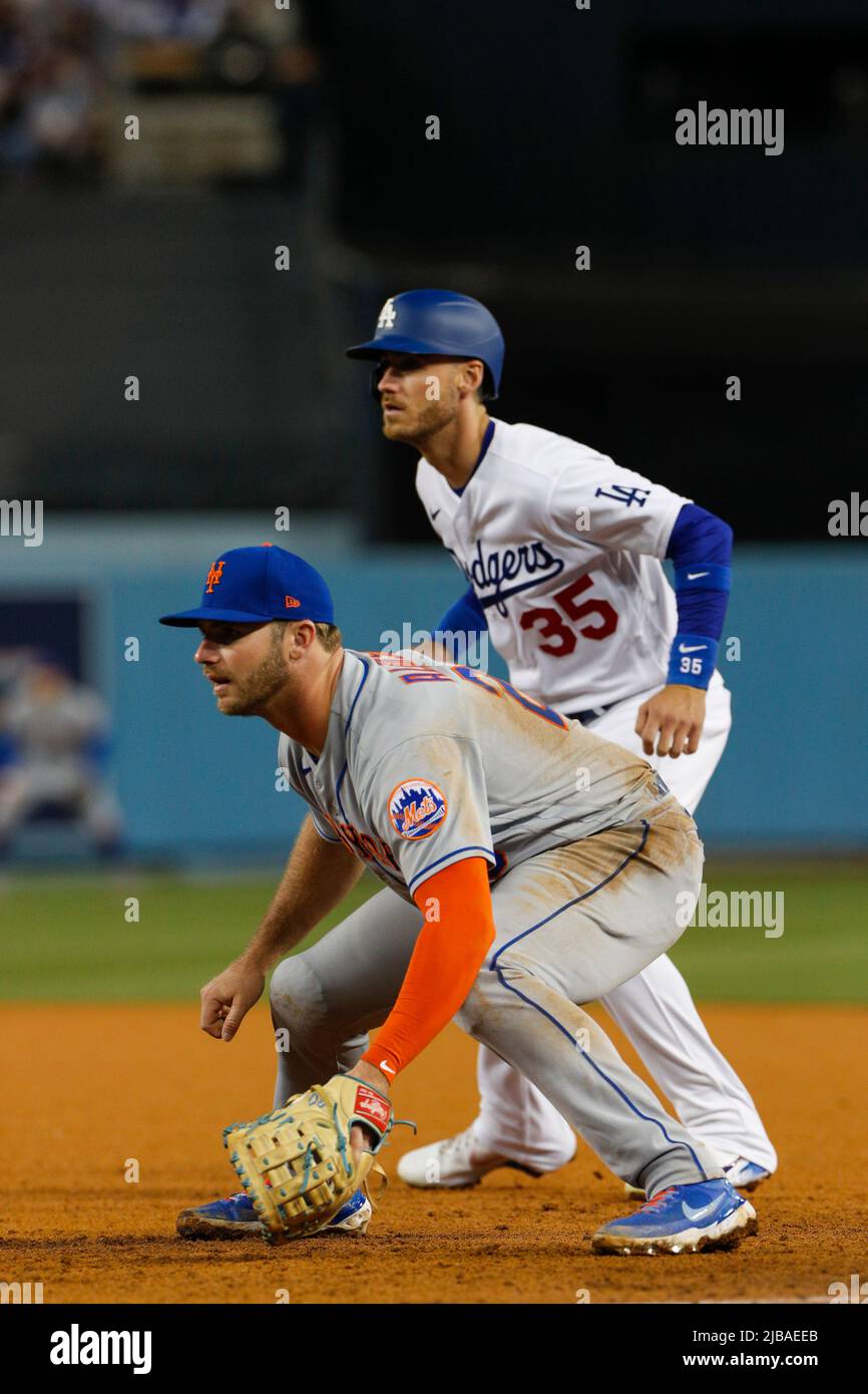 New York Mets first basemen Pete Alonso (20) in a defensive stance ...