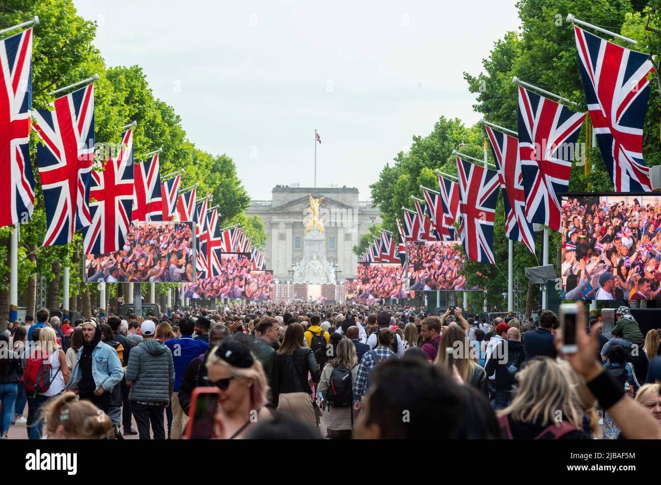 Platinum jubilee concert 2022 hi-res stock photography and images - Alamy