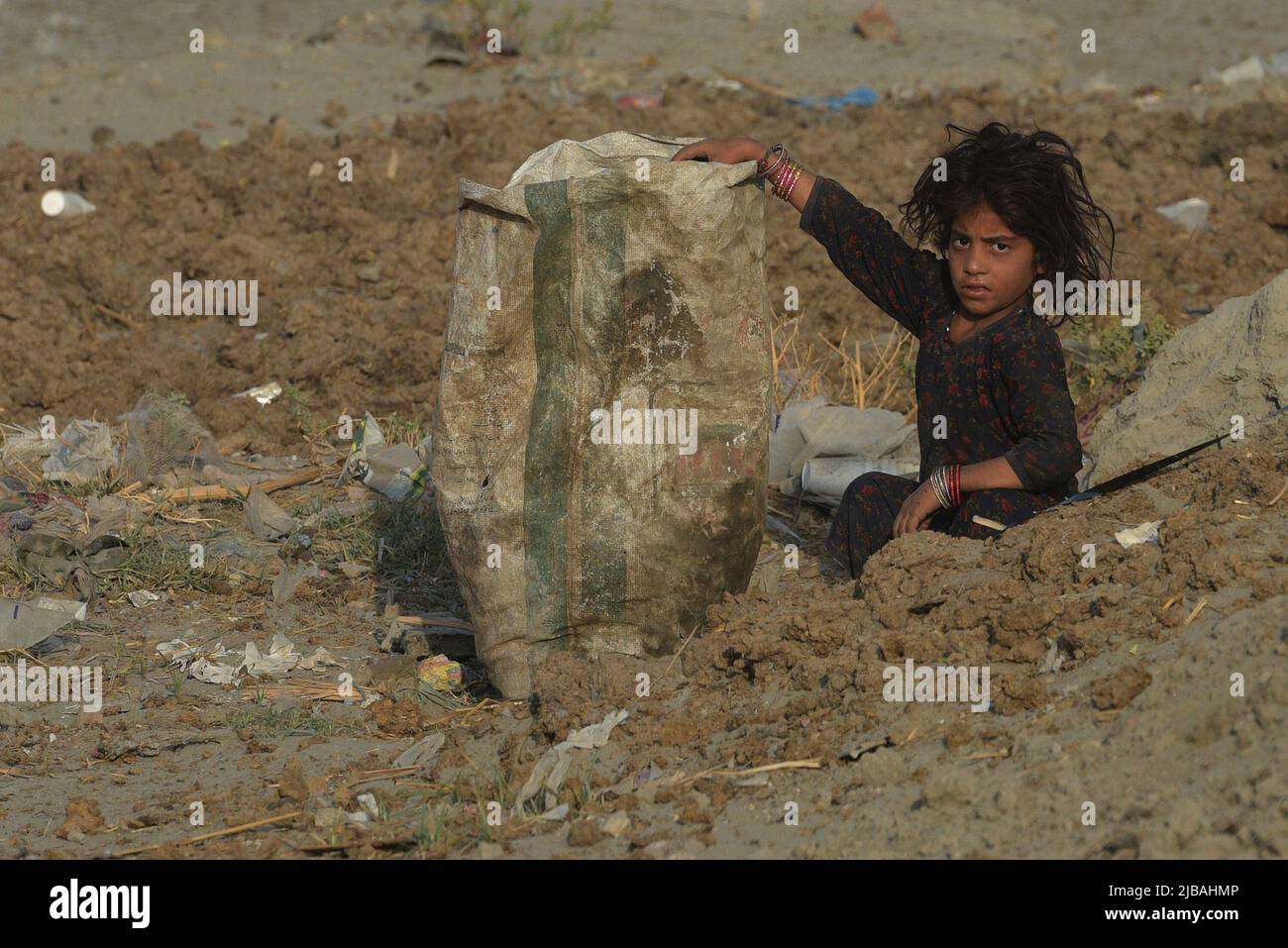June 4, 2022, Lahore, Punjab, Pakistan: Pakistani people busy in their ...