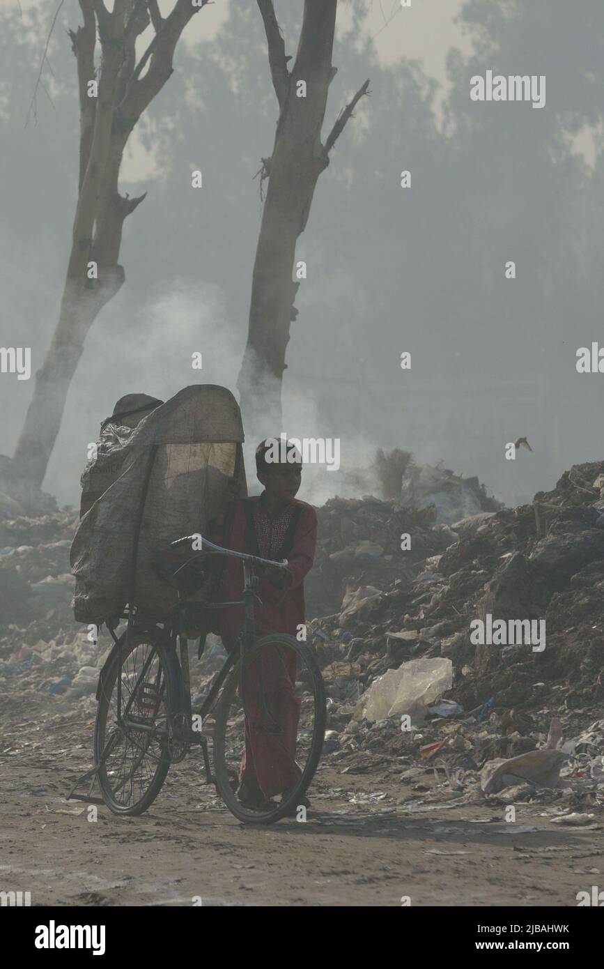 June 4, 2022, Lahore, Punjab, Pakistan: Pakistani people busy in their ...