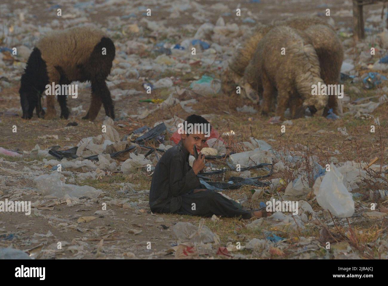 June 4, 2022, Lahore, Punjab, Pakistan: Pakistani people busy in their ...