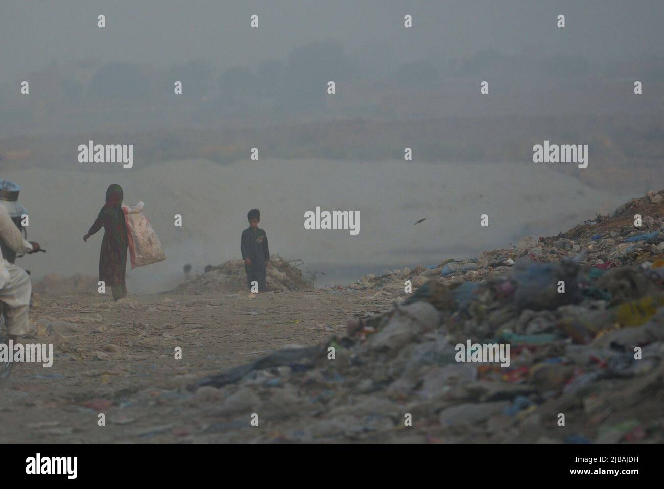 June 4, 2022, Lahore, Punjab, Pakistan: Pakistani people busy in their ...