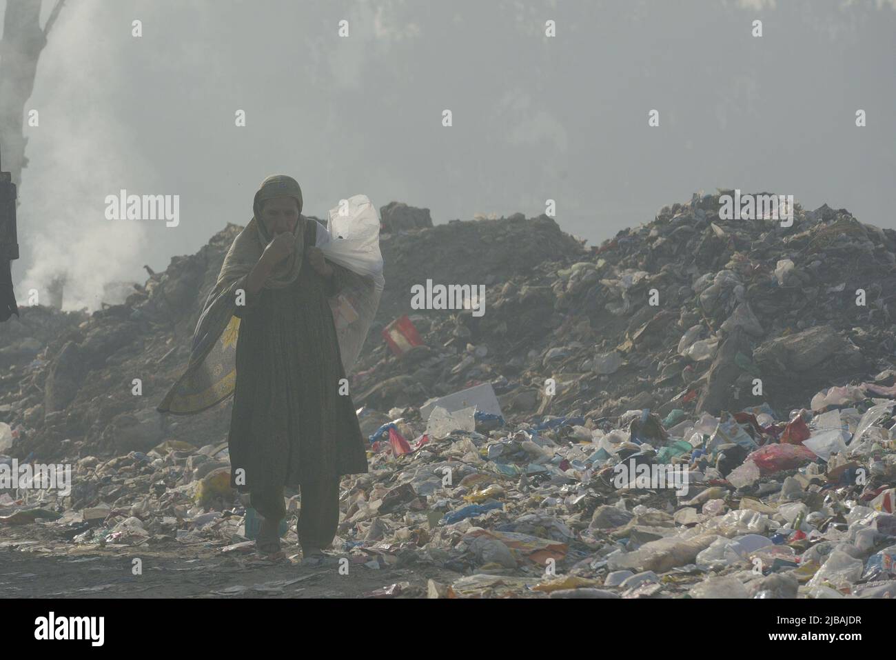 June 4, 2022, Lahore, Punjab, Pakistan: Pakistani people busy in their ...