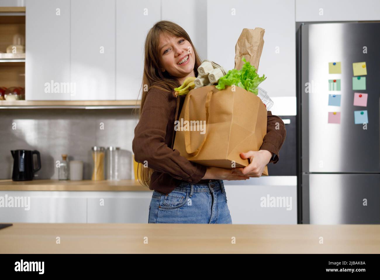 Woman carry heavy shopping hi-res stock photography and images - Alamy