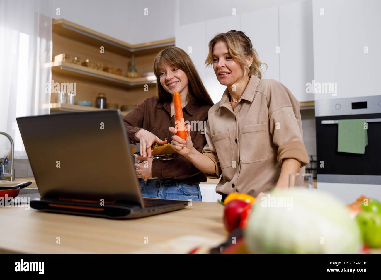 Women cooking laptop hi-res stock photography and images - Alamy