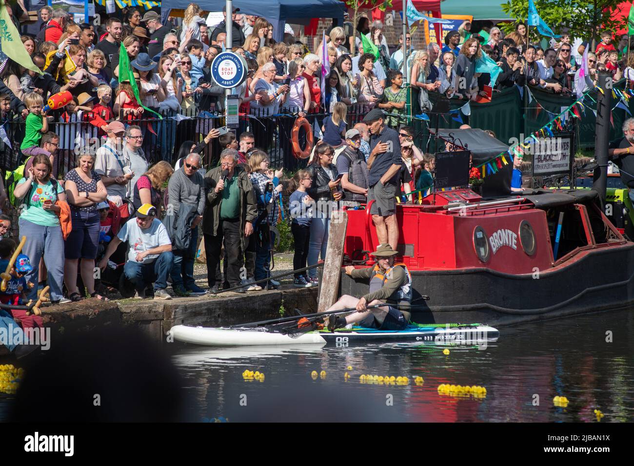 Crowds line the Canal at Chestnut Walk, Reading for Water Fest 2022 ...