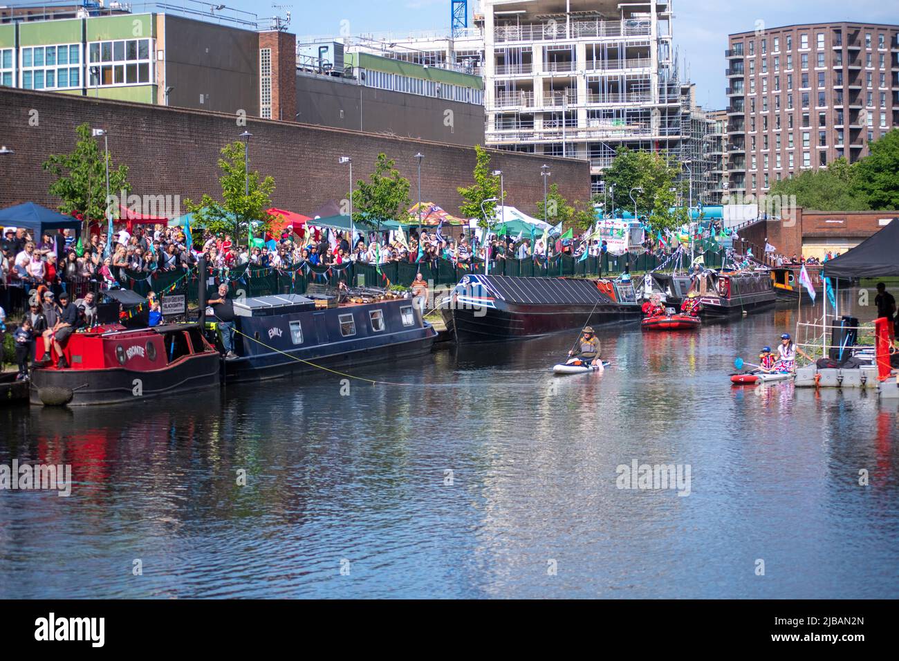Crowds line the Canal at Chestnut Walk, Reading for Water Fest 2022 ...