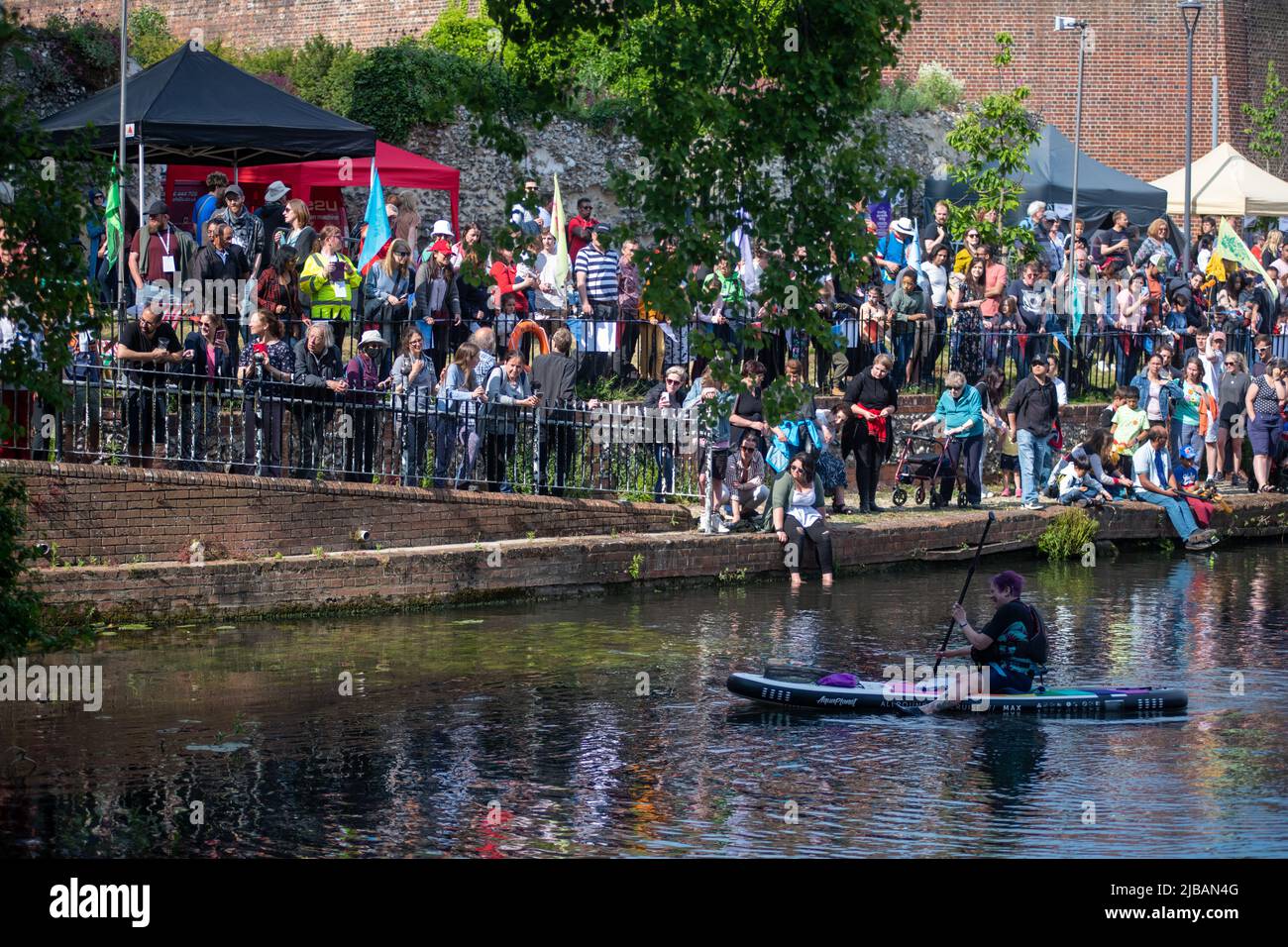 Crowds line the Canal at Chestnut Walk, Reading for Water Fest 2022 ...