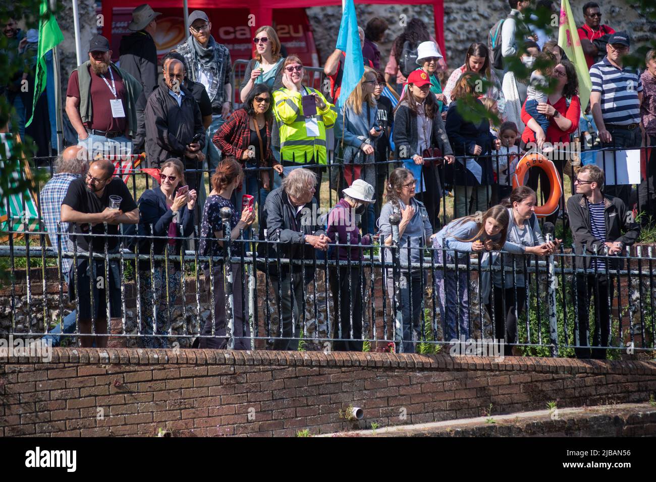 Crowds line the Canal at Chestnut Walk, Reading for Water Fest 2022 ...