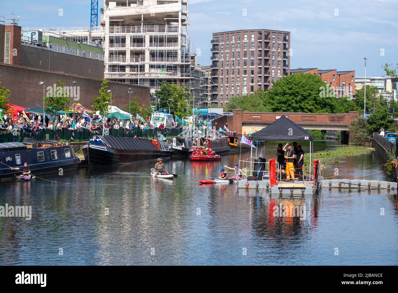 Crowds line the Canal at Chestnut Walk, Reading for Water Fest 2022 ...