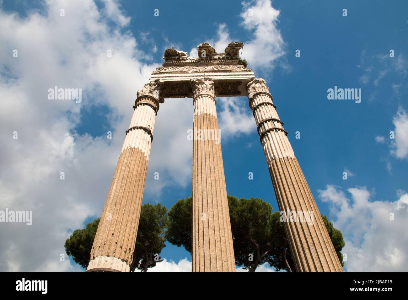 Old columns hi-res stock photography and images - Alamy