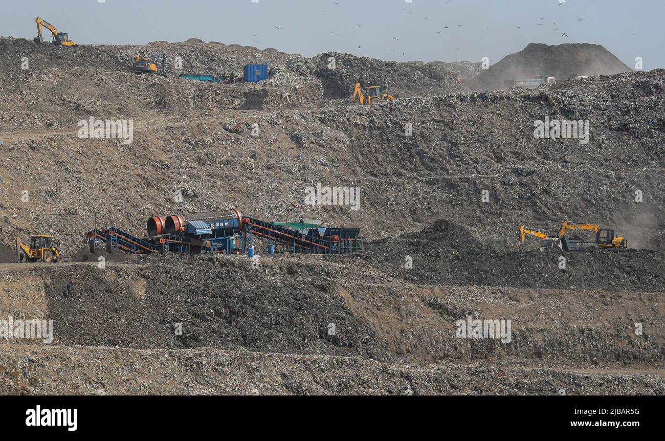 Landfills delhi hi-res stock photography and images - Alamy