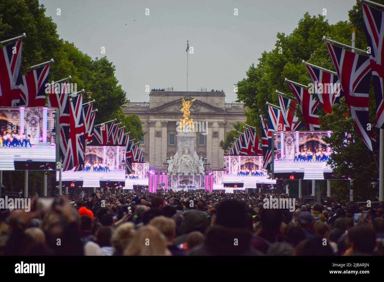 London, UK. 4th June 2022. Crowds watch a performance at the Platinum ...