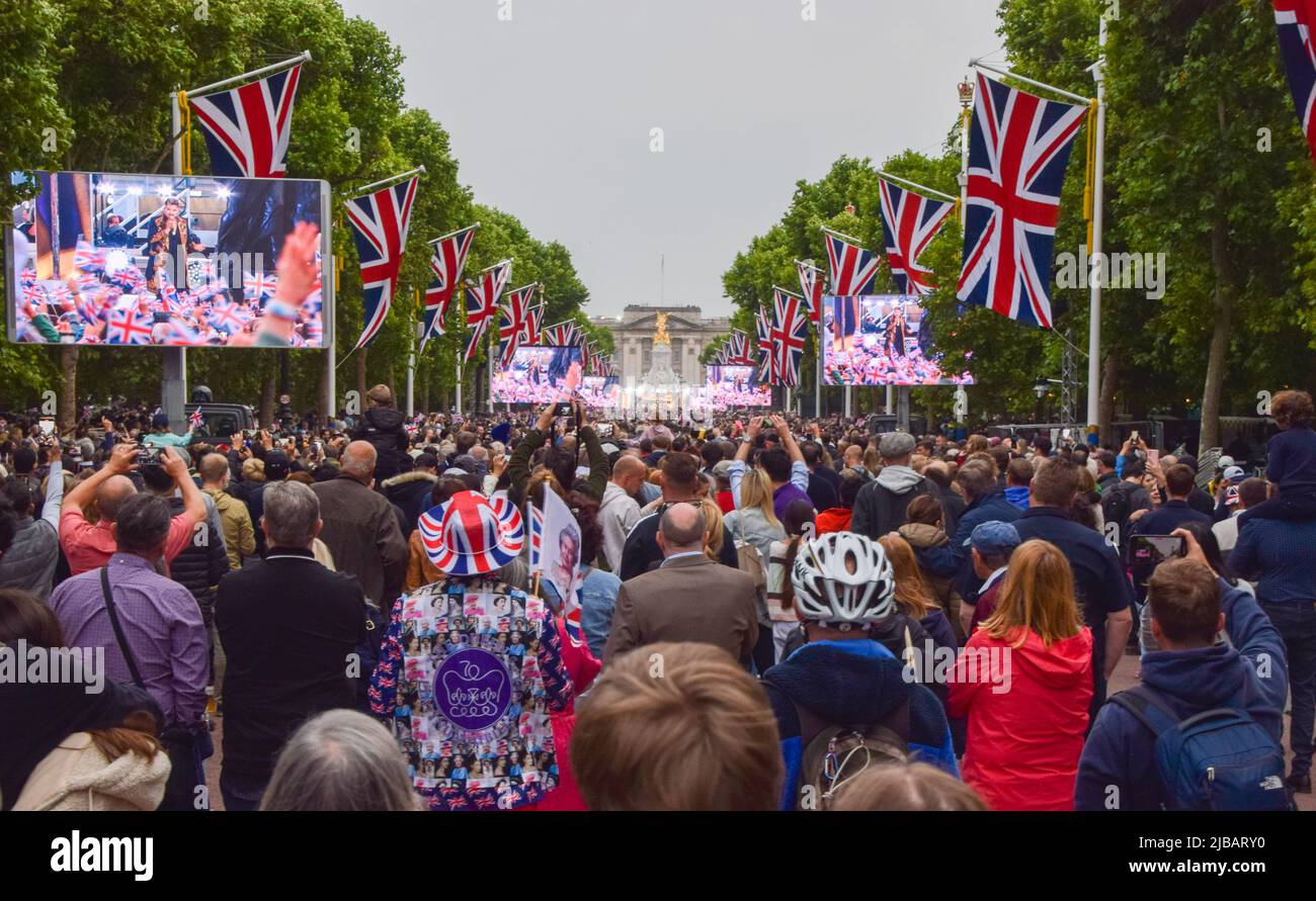Queen platinum jubilee decorations hi-res stock photography and images ...