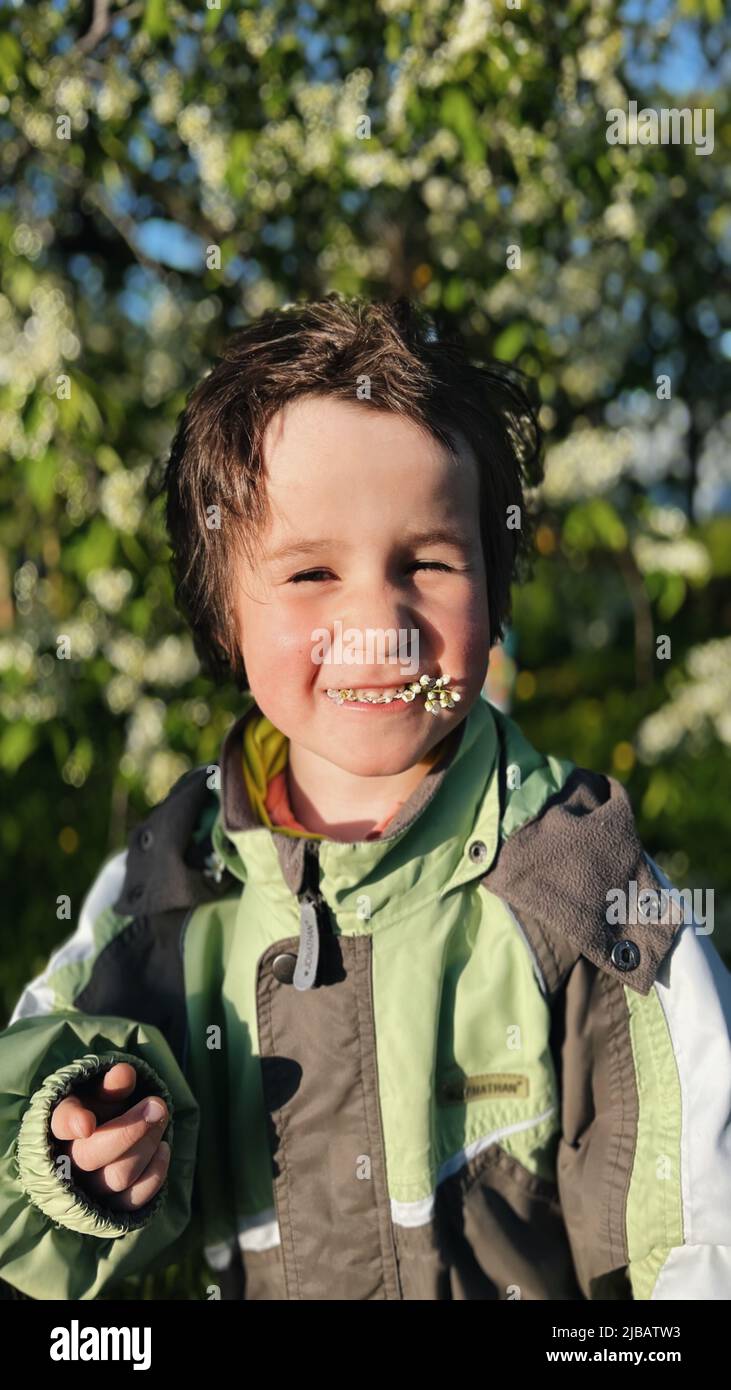 Boy smiling to camera hi-res stock photography and images - Alamy