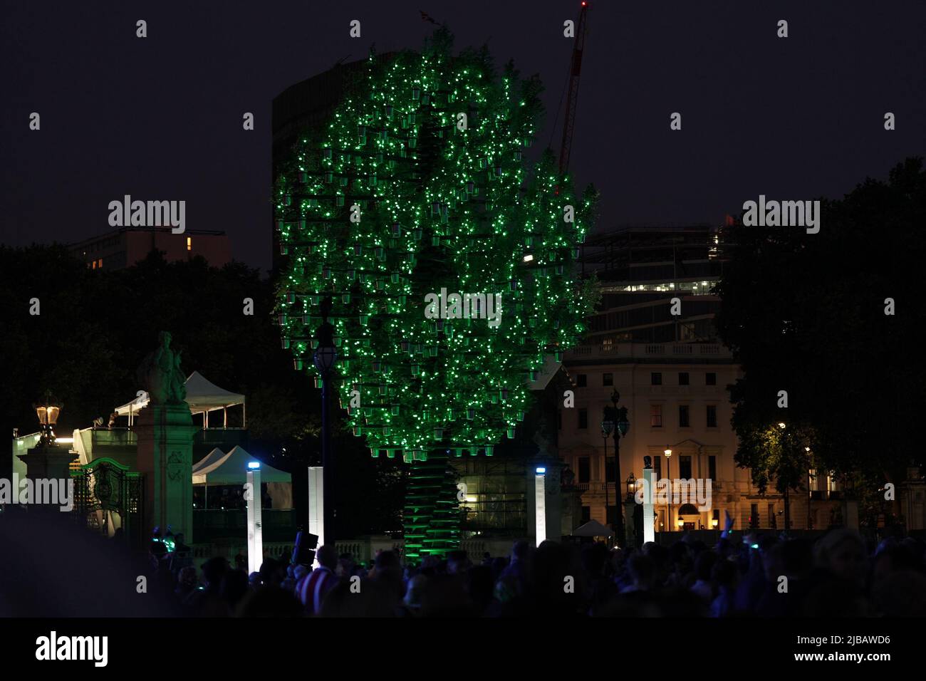 Queen elizabeth jubilee 2022 tree hi-res stock photography and images ...