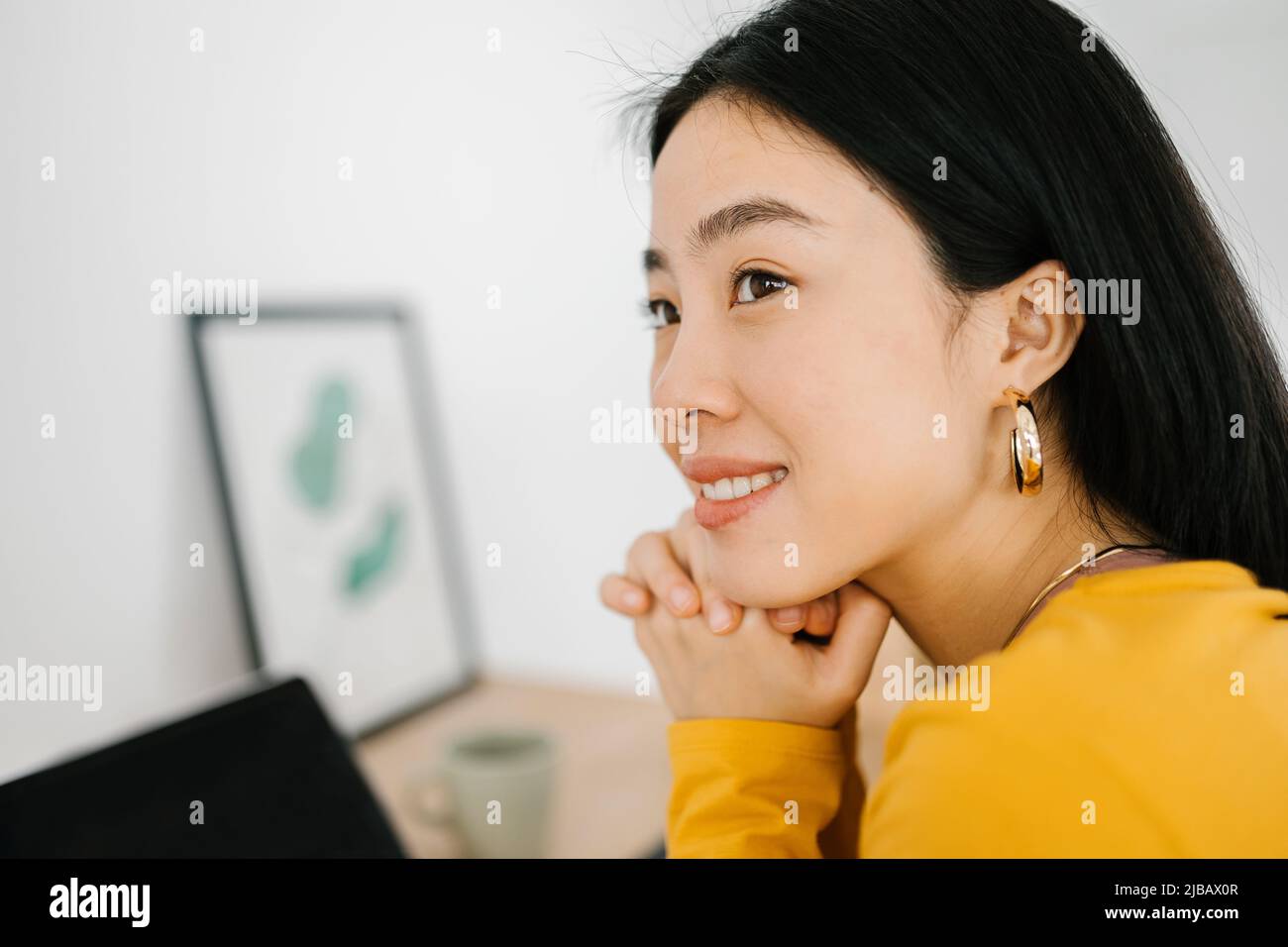 Office woman asian desk hi-res stock photography and images - Alamy