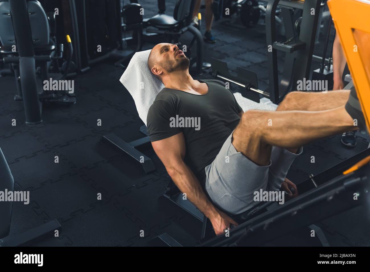 Young male on leg press machine hi-res stock photography and images - Alamy