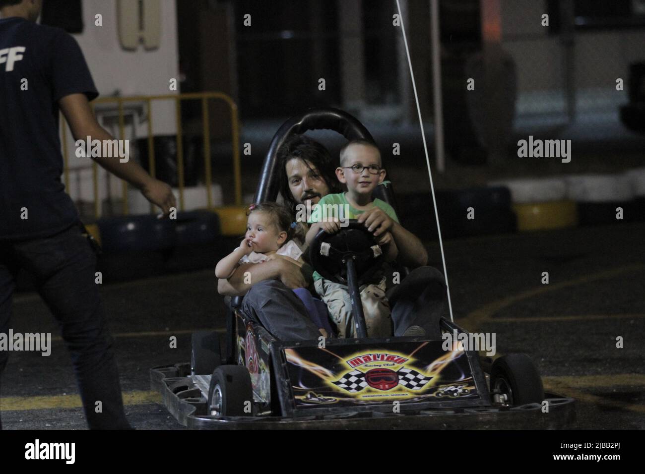 El Actor Diego Luna y Camila Sodi pasaron una tarde con sus dos hijos Jer—nimo y Fiona durante ...