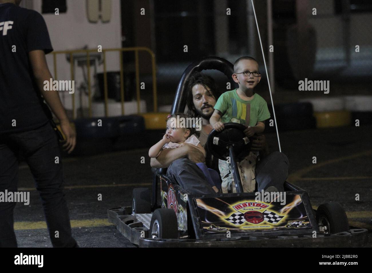 El Actor Diego Luna y Camila Sodi pasaron una tarde con sus dos hijos Jer—nimo y Fiona durante ...