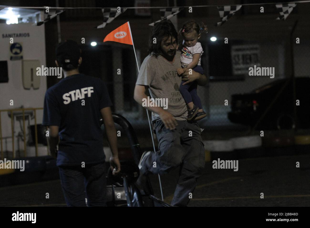 El Actor Diego Luna y Camila Sodi pasaron una tarde con sus dos hijos Jer—nimo y Fiona durante ...