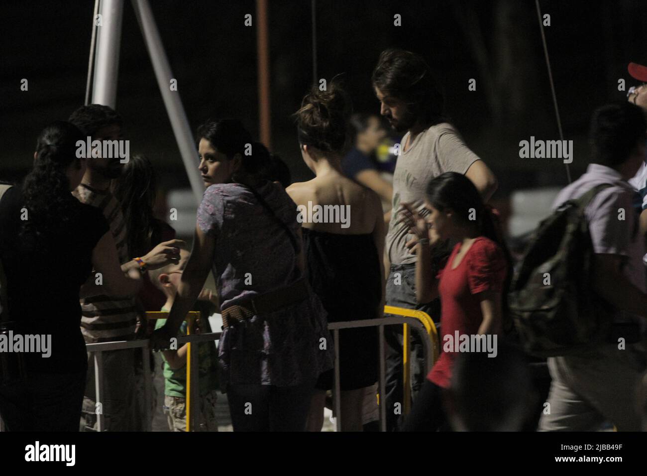 EXCLUSIVO PAPARAZZI El Actor Diego Luna y Camila Sodi pasaron una tarde con sus dos hijos Jer ...