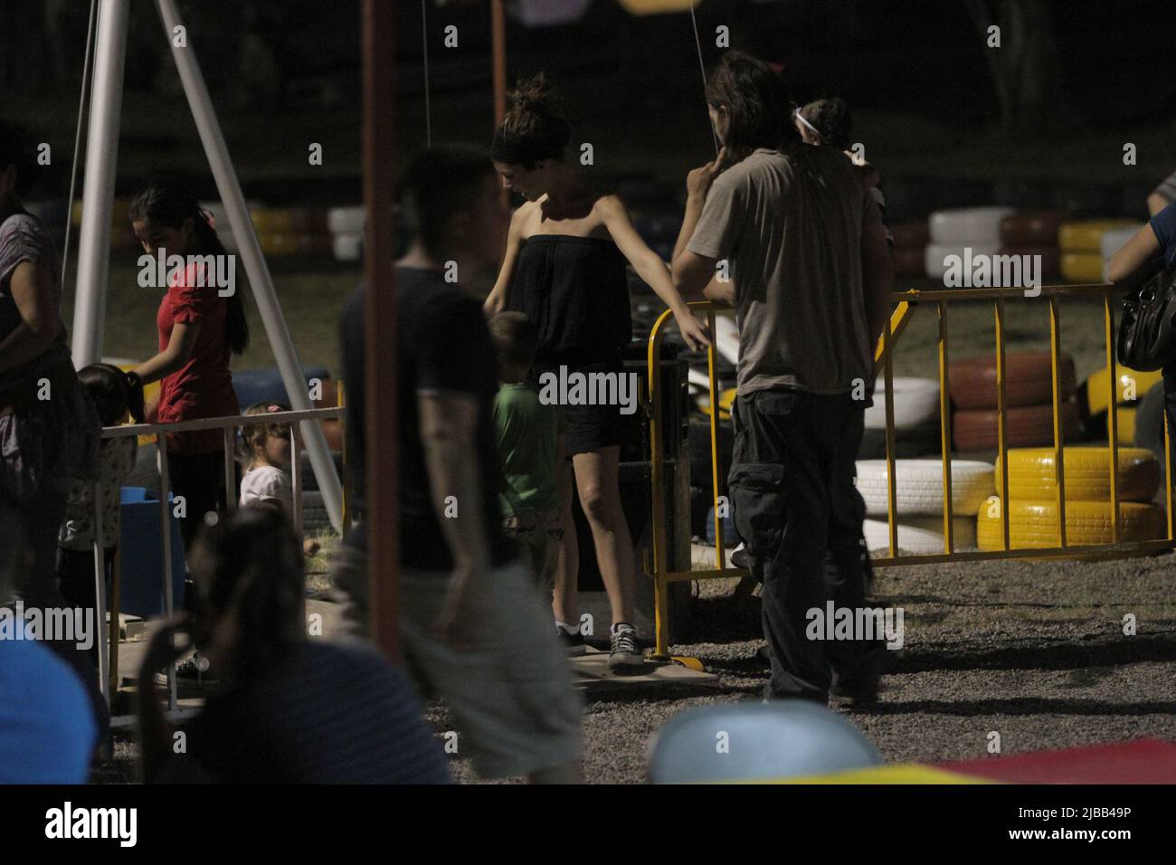 EXCLUSIVO PAPARAZZI El Actor Diego Luna y Camila Sodi pasaron una tarde con sus dos hijos Jer ...