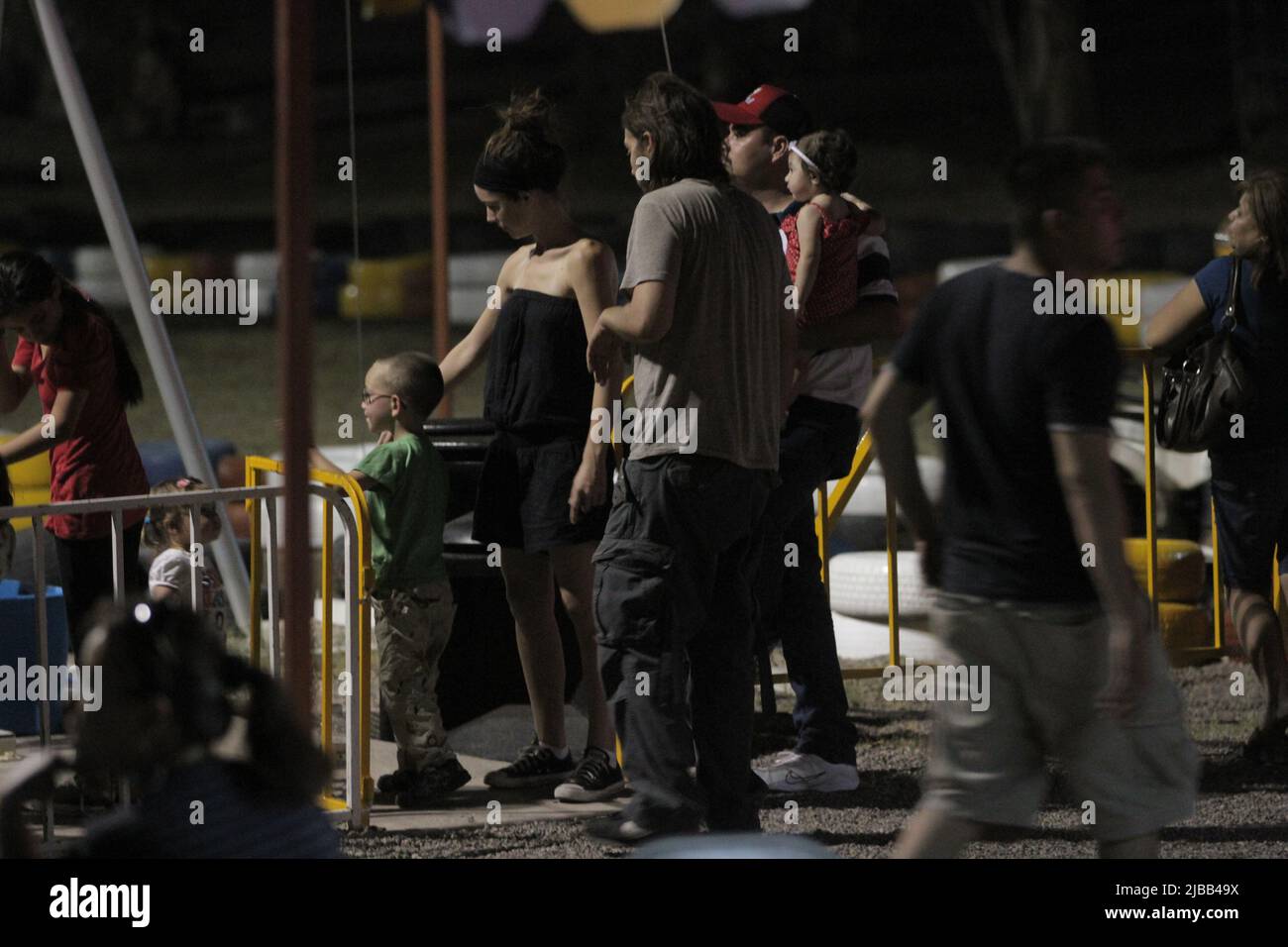 EXCLUSIVO PAPARAZZI El Actor Diego Luna y Camila Sodi pasaron una tarde con sus dos hijos Jer ...