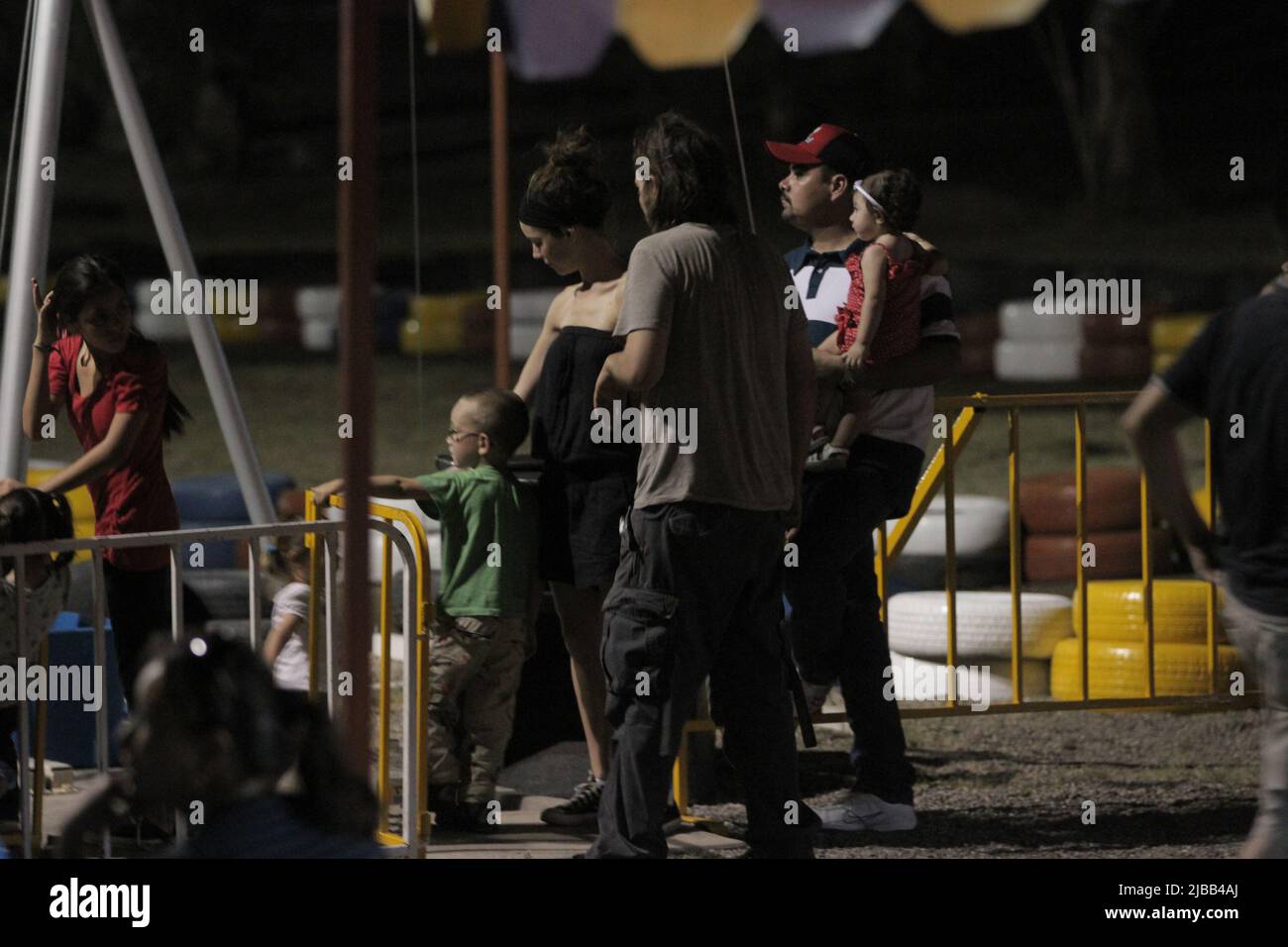 El Actor Diego Luna y Camila Sodi pasaron una tarde con sus dos hijos Jer—nimo y Fiona durante ...