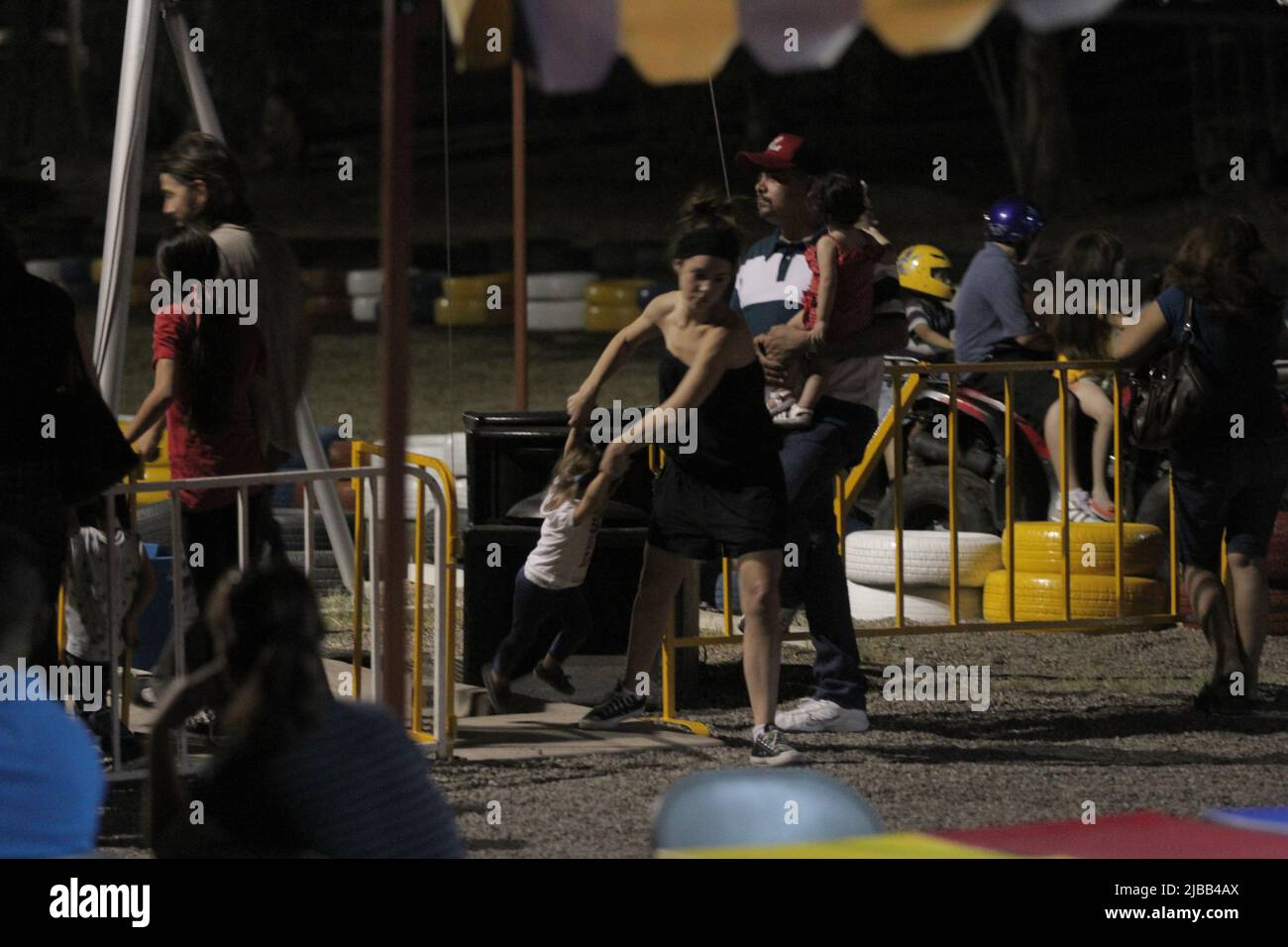 El Actor Diego Luna y Camila Sodi pasaron una tarde con sus dos hijos Jer—nimo y Fiona durante ...