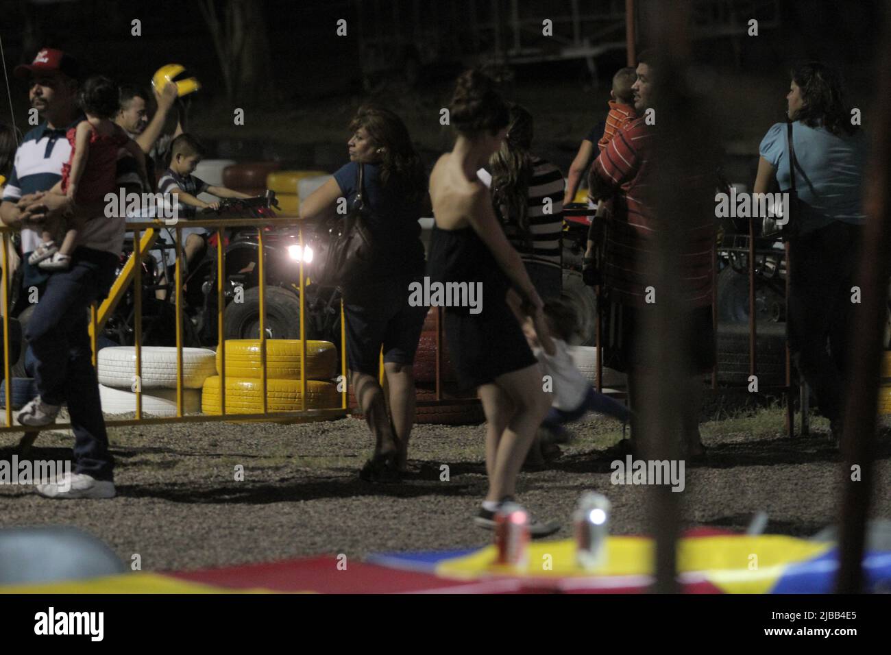 El Actor Diego Luna y Camila Sodi pasaron una tarde con sus dos hijos Jer—nimo y Fiona durante ...