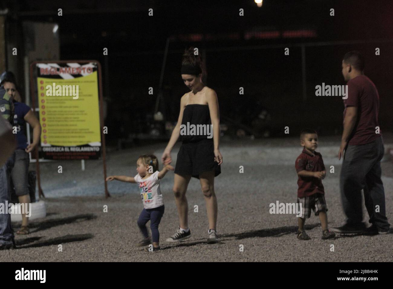 El Actor Diego Luna y Camila Sodi pasaron una tarde con sus dos hijos Jer—nimo y Fiona durante ...