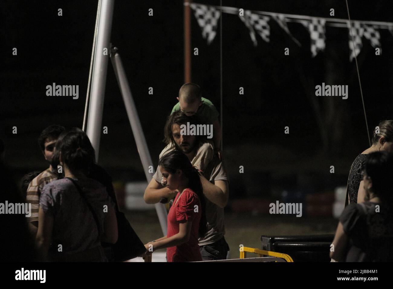 El Actor Diego Luna y Camila Sodi pasaron una tarde con sus dos hijos Jer—nimo y Fiona durante ...