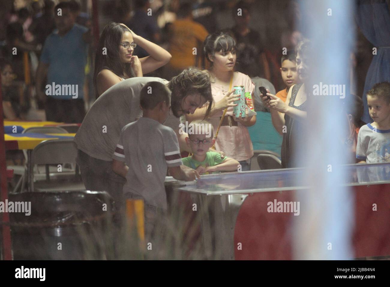 El Actor Diego Luna y Camila Sodi pasaron una tarde con sus dos hijos Jer—nimo y Fiona durante ...