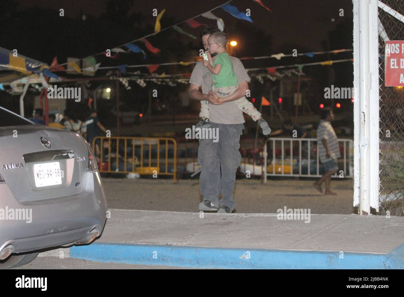 El Actor Diego Luna y Camila Sodi pasaron una tarde con sus dos hijos Jer—nimo y Fiona durante ...