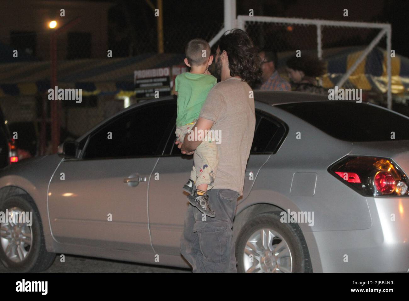 El Actor Diego Luna y Camila Sodi pasaron una tarde con sus dos hijos Jer—nimo y Fiona durante ...