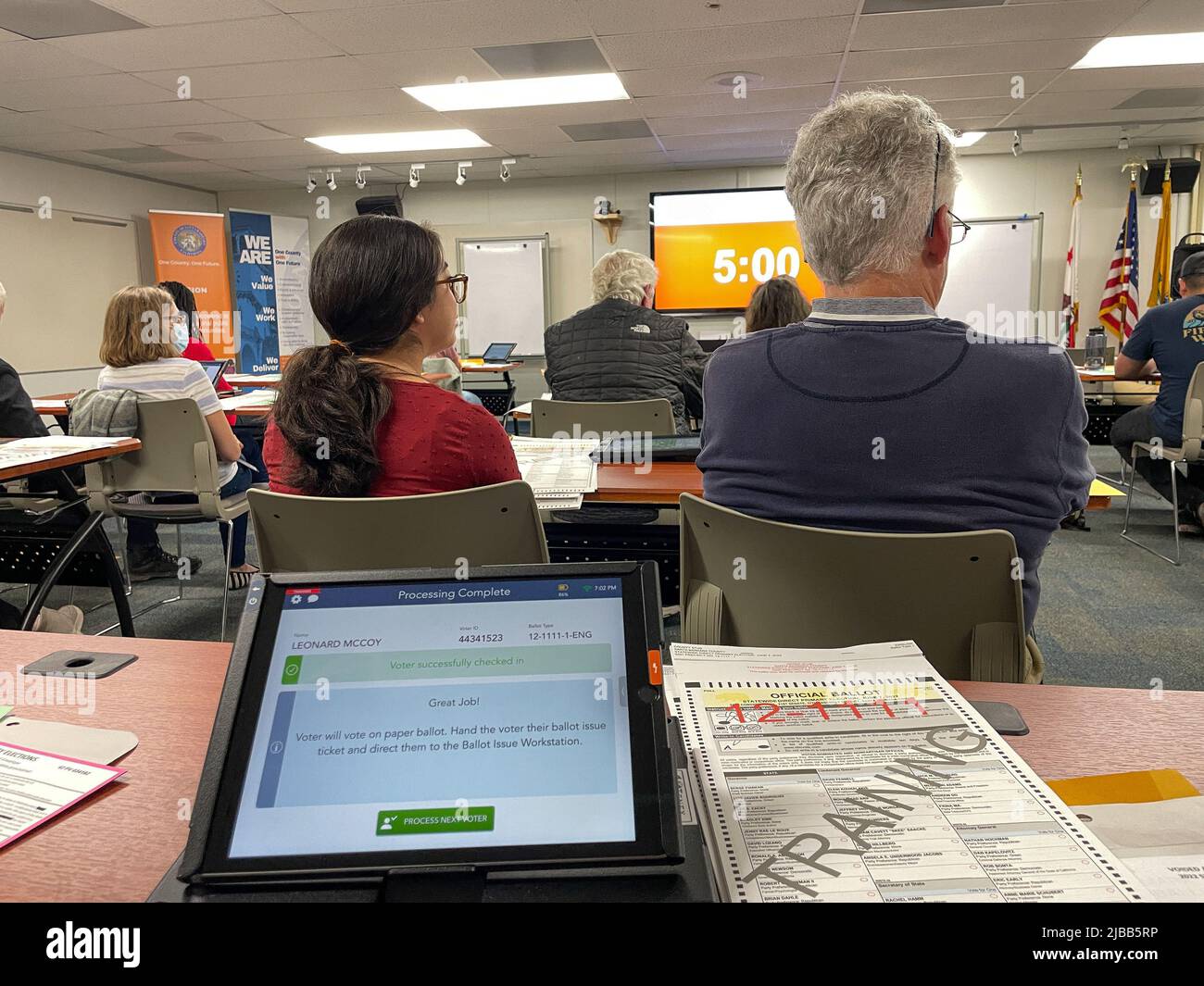 Electronic voting machine screen hi-res stock photography and images ...