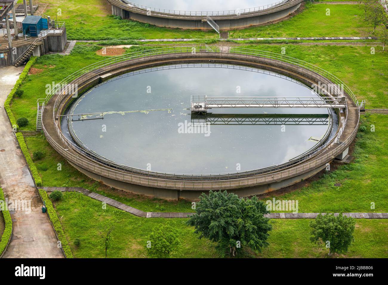 Various facilities and sedimentation tanks in sewage treatment plants ...