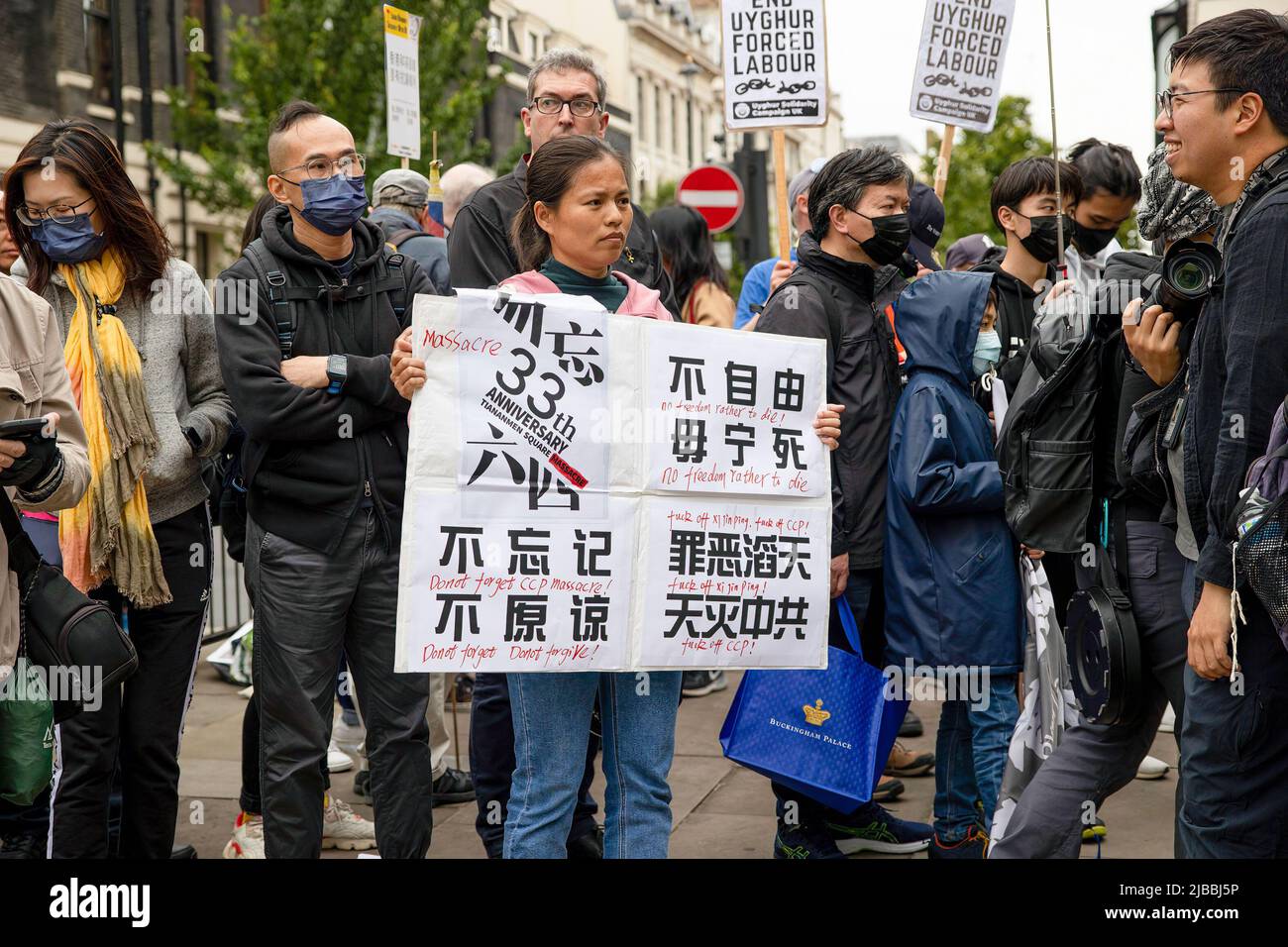Tiananmen square 1989 protest tanks hi-res stock photography and images ...