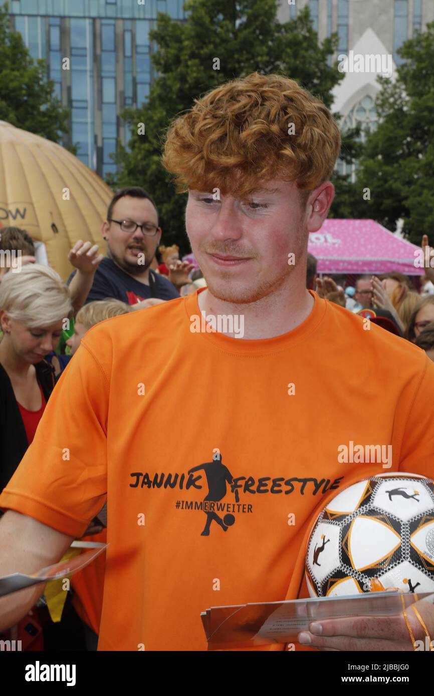 Influencer Jannik Freestyle bei der SUPER RTL TOGGO Tour beim Leipziger ...