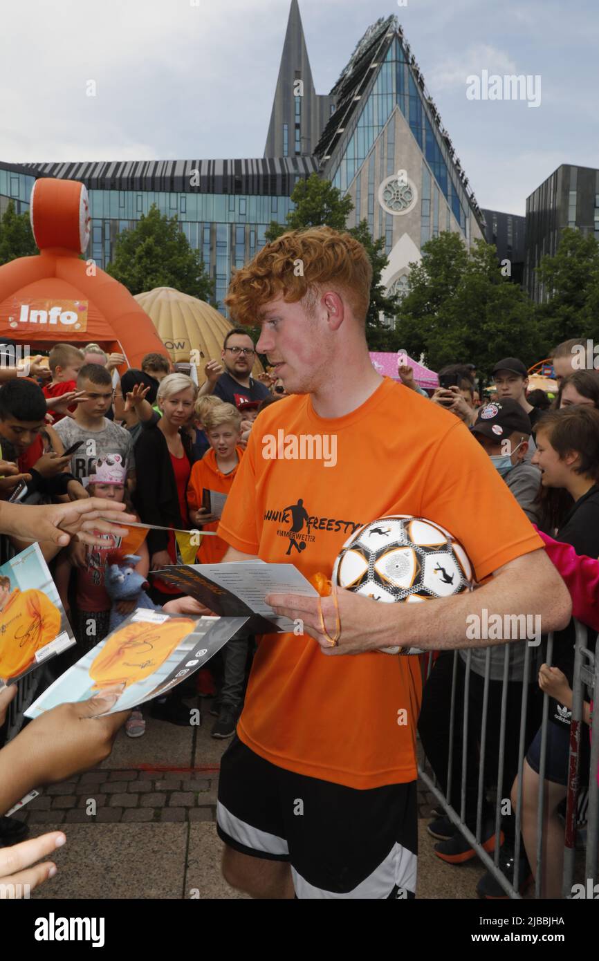 Influencer Jannik Freestyle bei der SUPER RTL TOGGO Tour beim Leipziger ...